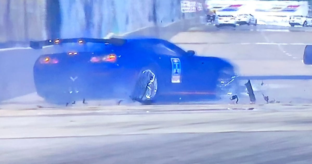 Pace car crash causes red flag at second Dual in Detroit | RACER